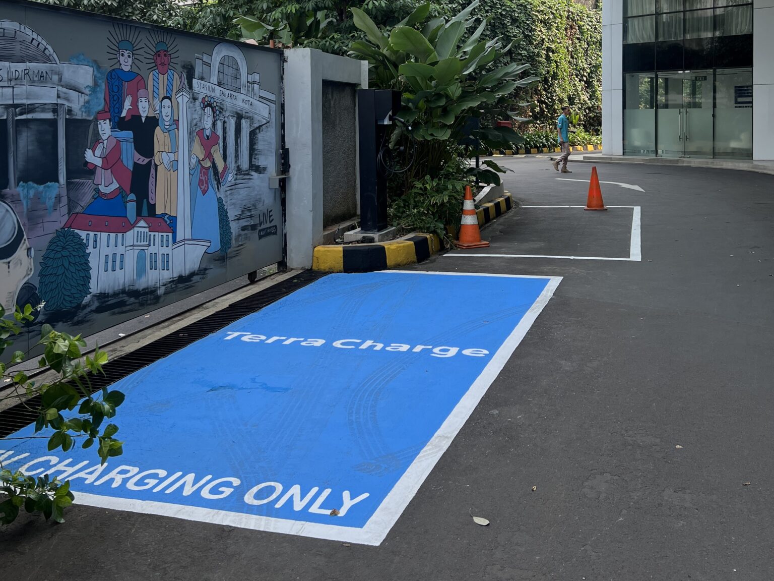 インドネシア国内では日系企業初、EV充電インフラ「テラチャージ」の提供を正式開始 - Terra Charge（テラチャージ）：電気自動車（EV）充電インフラサービス